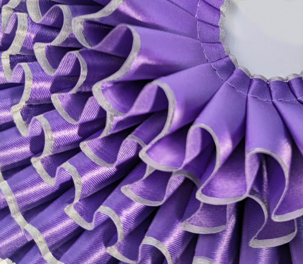 Pleated with Narrow Silver Edge – AwardRibbon by Hubschercorp